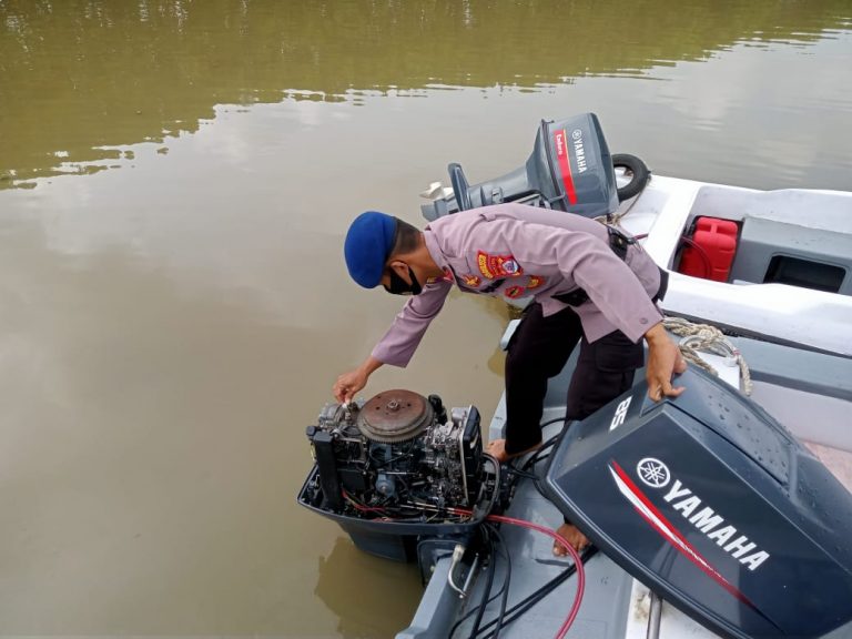 Satpolairud Polresta Tangerang Lakukan Pengecekan Mesin Kapal - Siber88 ...